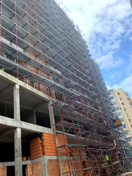 Amenajarile exterioare ale unui mare ansamblu rezidential, facute de ...